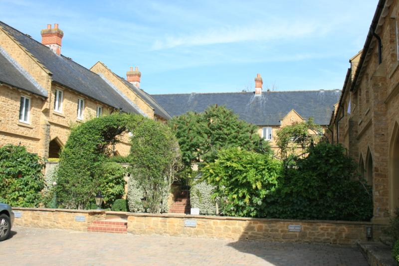 Free property report 9, The Cloisters, Long Street, Sherborne, DT9 3BS ...
