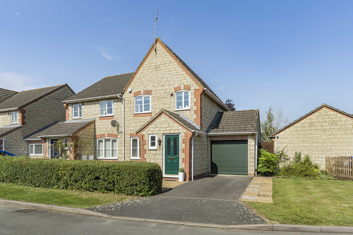 Free property report 15, Robins Way, Bicester, OX26 6XJ - Chimnie