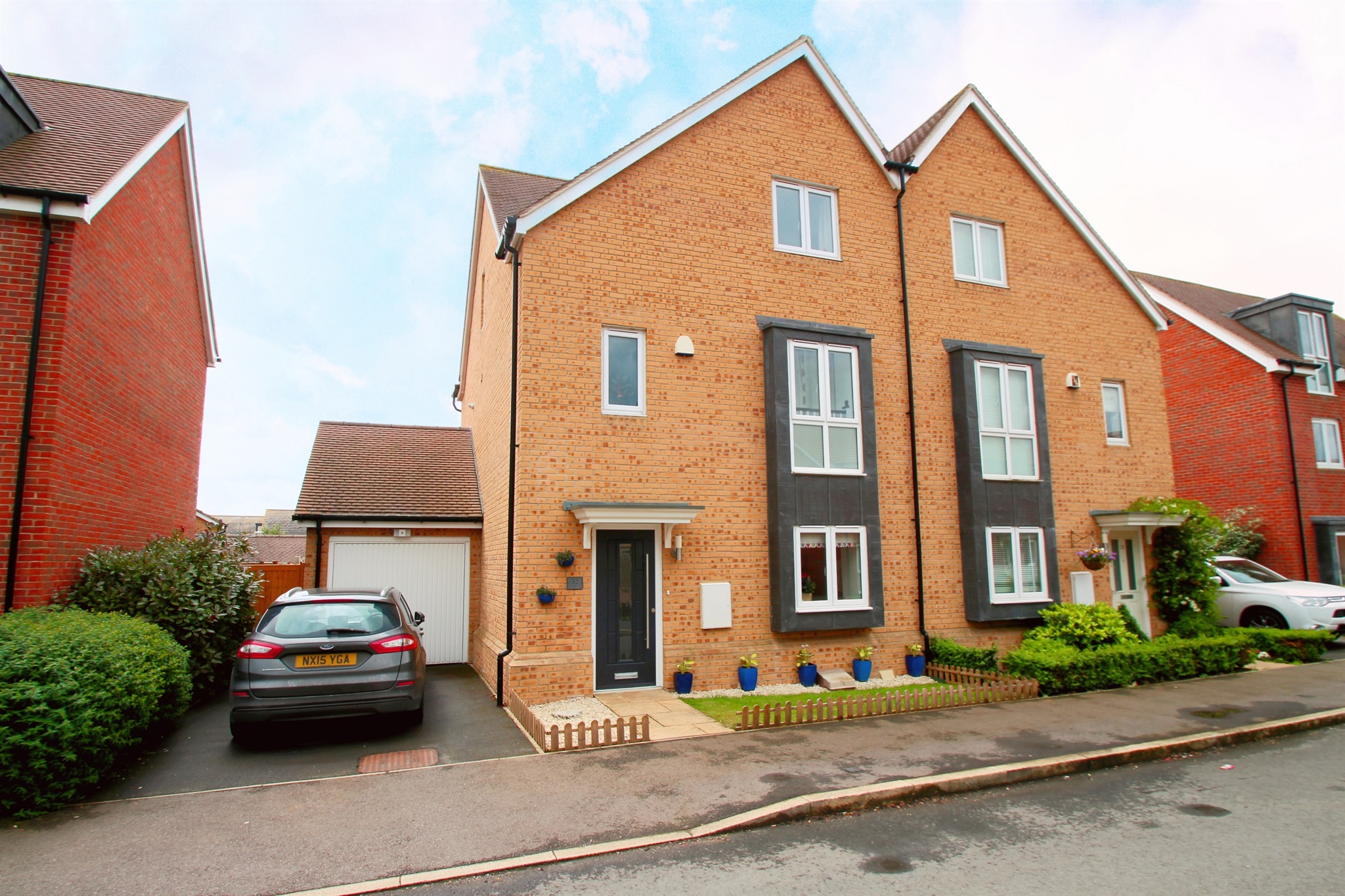 Free property report 32 Greensleeves Drive, Aylesbury, HP18 0GG - Chimnie