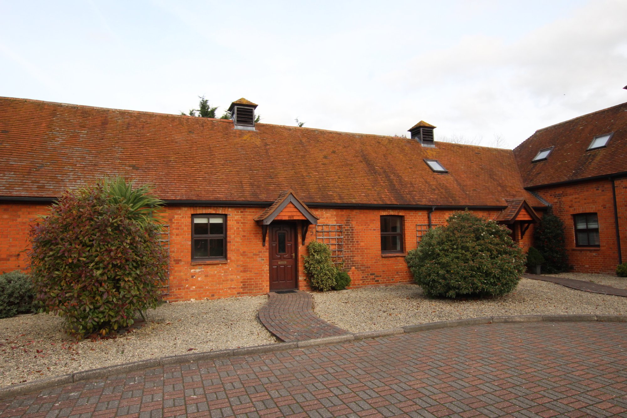 Free property report 5 Hatch Gate Court, Lines Road, Hurst, Reading ...