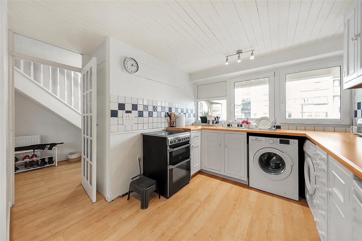 Free property report 17, Roydon Close, London, SW11 5BE - Chimnie