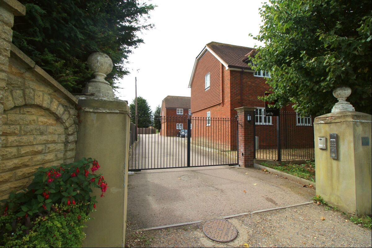 Free property report 4 Clockhouse Stables, Green Street Green Road ...