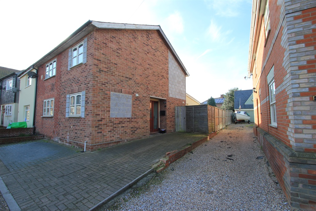 Free property report 22 Taylors Road, Rowhedge, CO5 7EG - Chimnie