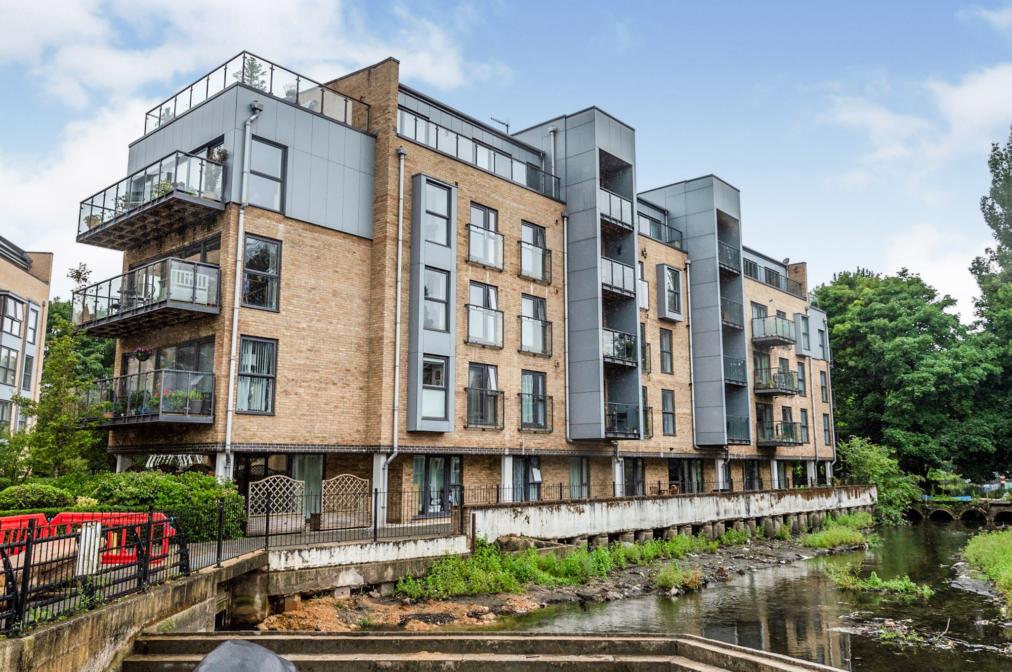 Free property report 19 Dickinson House, The Embankment, Nash Mills ...