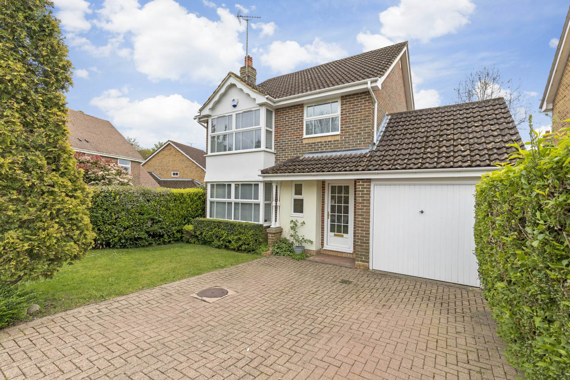 Free property report 11, Greenfinch Way, Horsham, RH12 5HB - Chimnie