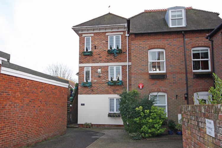 Free property report 5, Navarino Court, High Street, Lymington, SO41 ...