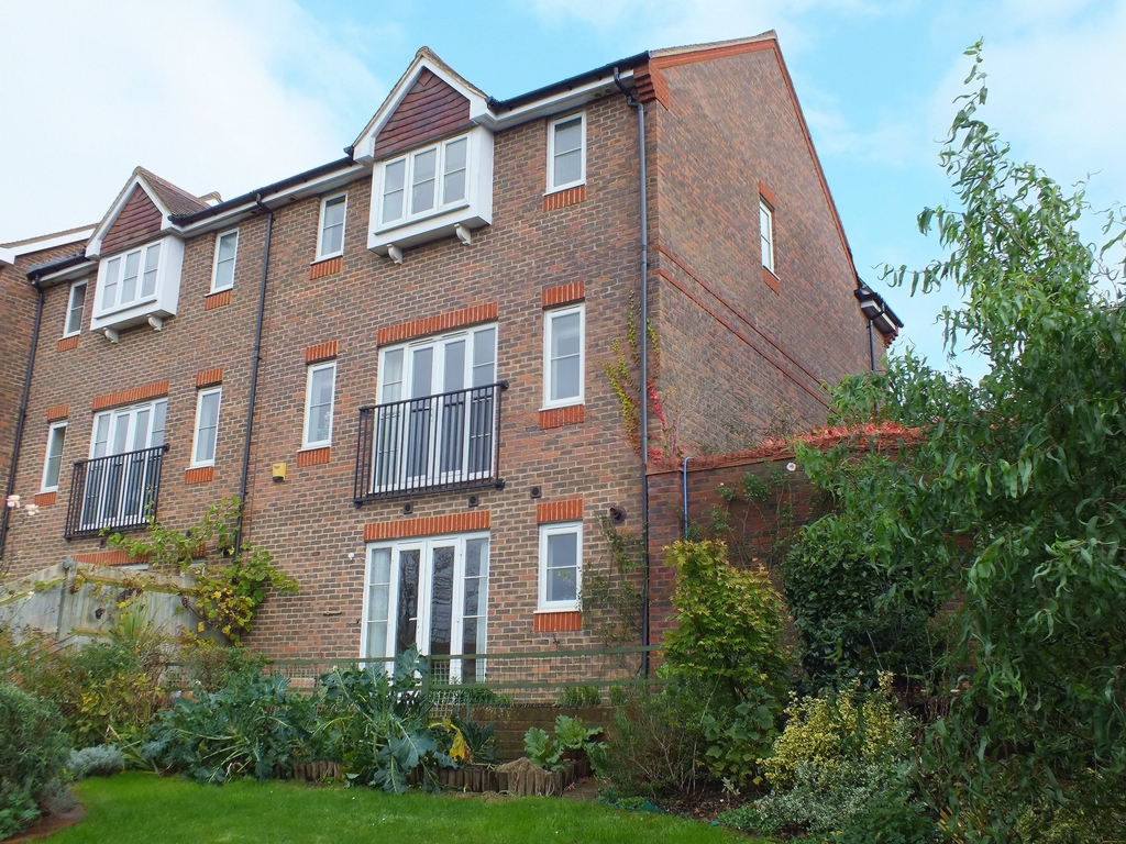 Free property report 75 Highbank, Haywards Heath, RH16 4TT - Chimnie